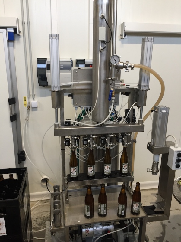 Poloautomatická mycí linka na plnění piva do láhví ze skla | IndCom.cz